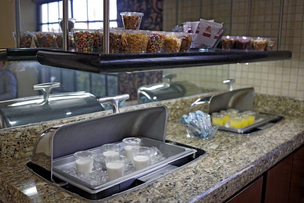 Quinta Dorada Hotel and Suites, Saltillo - Reserving