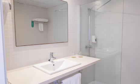 Hotel Seth Playa Azul, Cala'n Porter. Desde 112€ - Central de Reservas