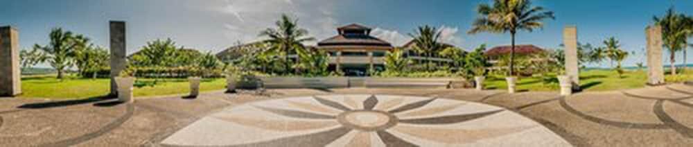 Complejo The Natsepa Resort and Conference Center, Ambon - Central de ...