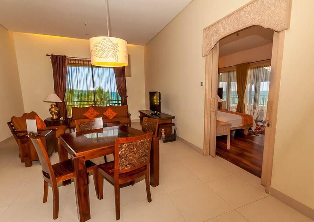 Complejo The Natsepa Resort and Conference Center, Ambon - Central de ...