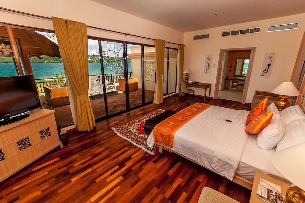 Complejo The Natsepa Resort and Conference Center, Ambon - Central de ...